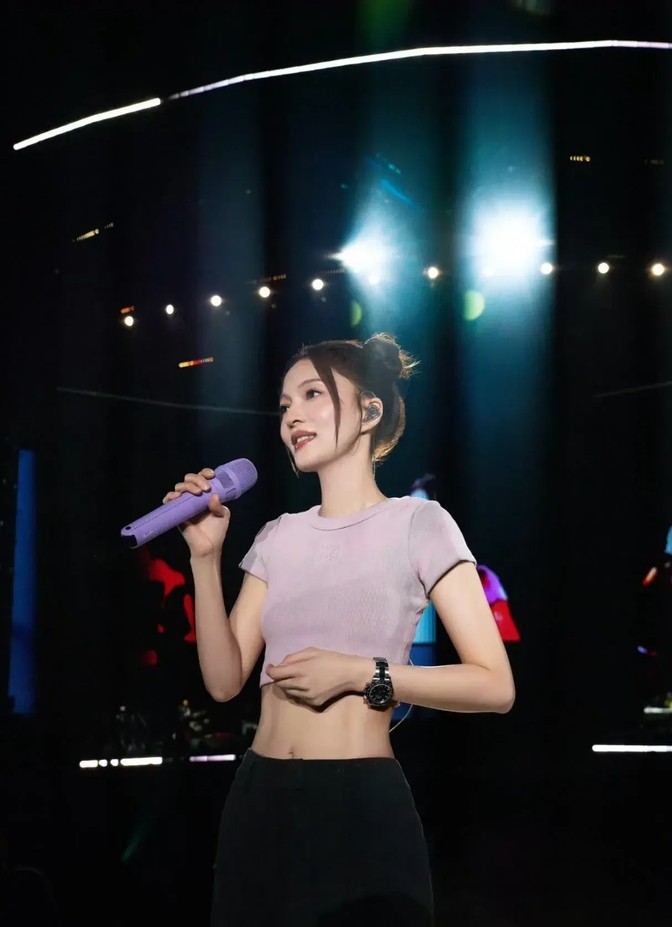 42-year-old Angela Chang has amazing abs! Her double buns make her look ...