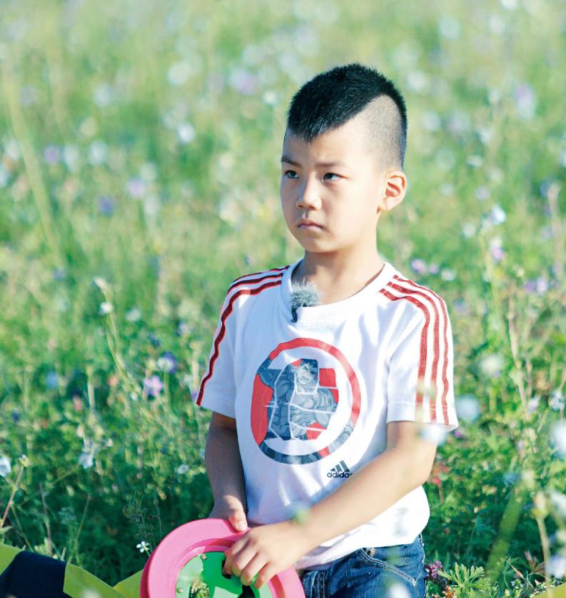 58-year-old Carina Lau and Hu Jun's son take photos again! The man is ...