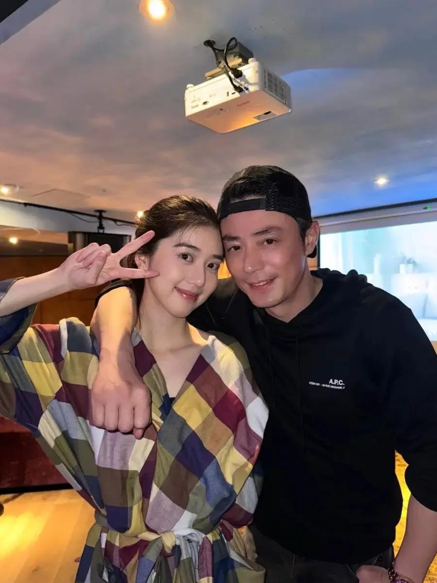 Huo Jianhua and his wife had a party, and they were too close to Li Kaixin, who is 20 years his ...