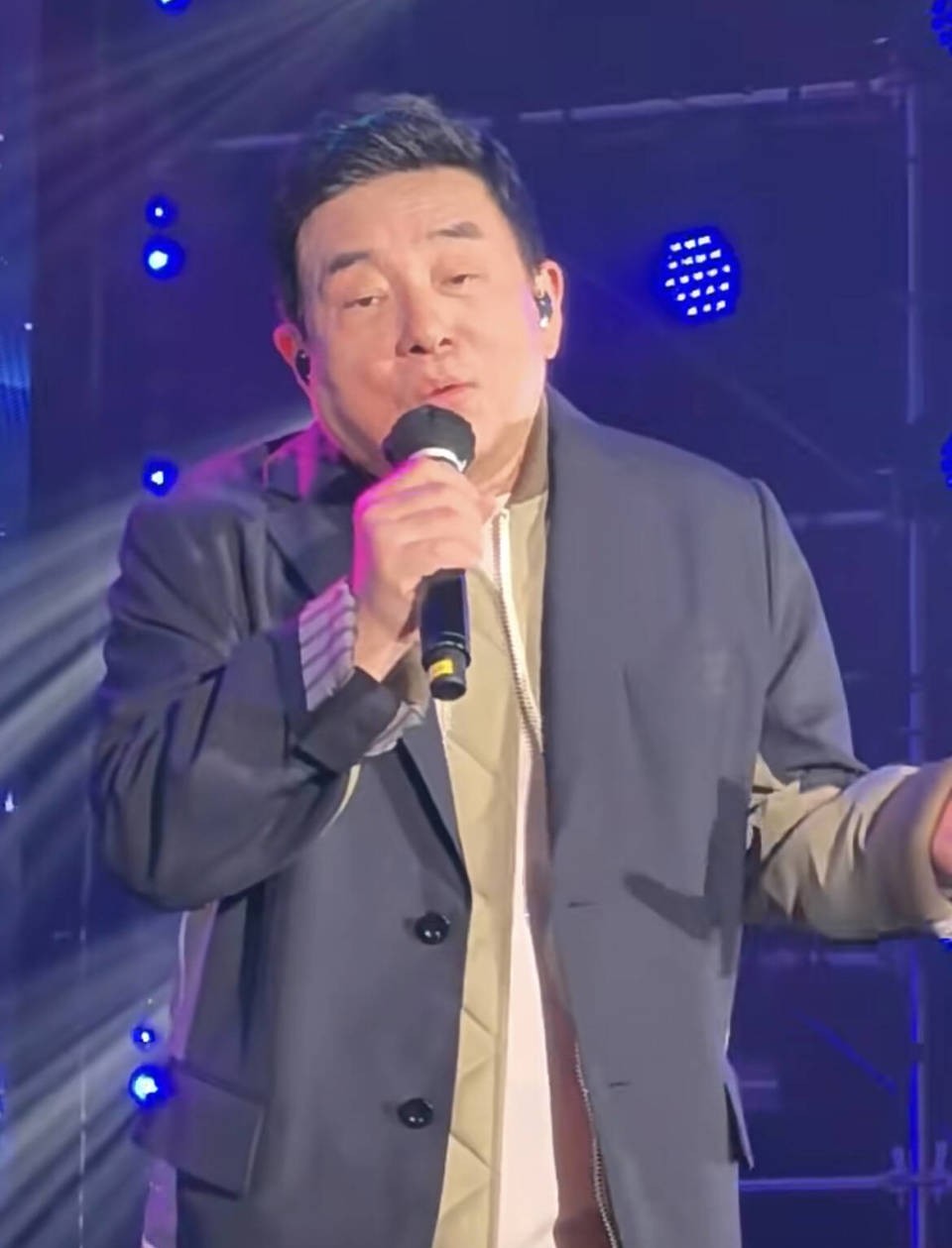 60-year-old Alex Fong is so fat that he can't lift his legs when ...