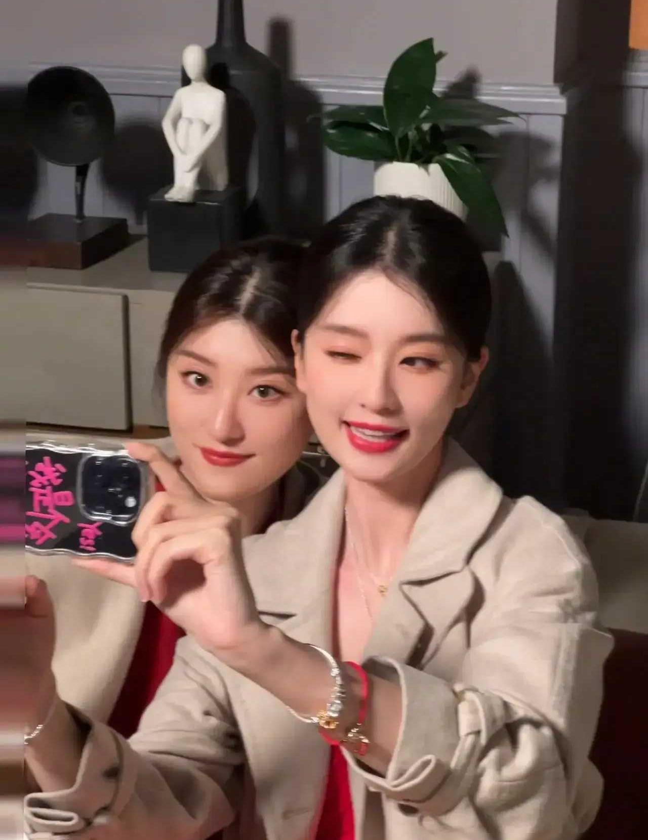 Qiao Xin shared a photo with her sister Qiao Xue. They look similar and look like twin sisters ...