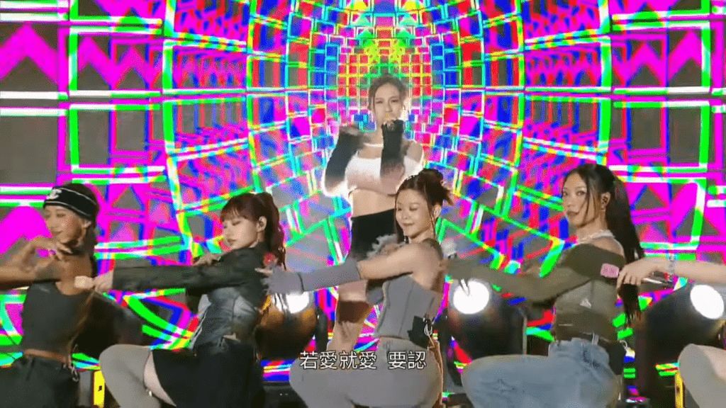 Too much effort! The female idol's pants slipped down to her calves ...