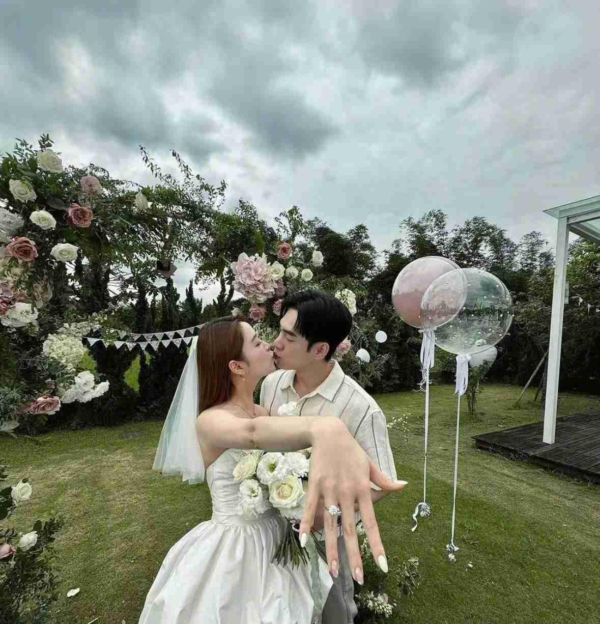 Ouyang Nini and Zhang Shuhao registered their marriage, and everything ...