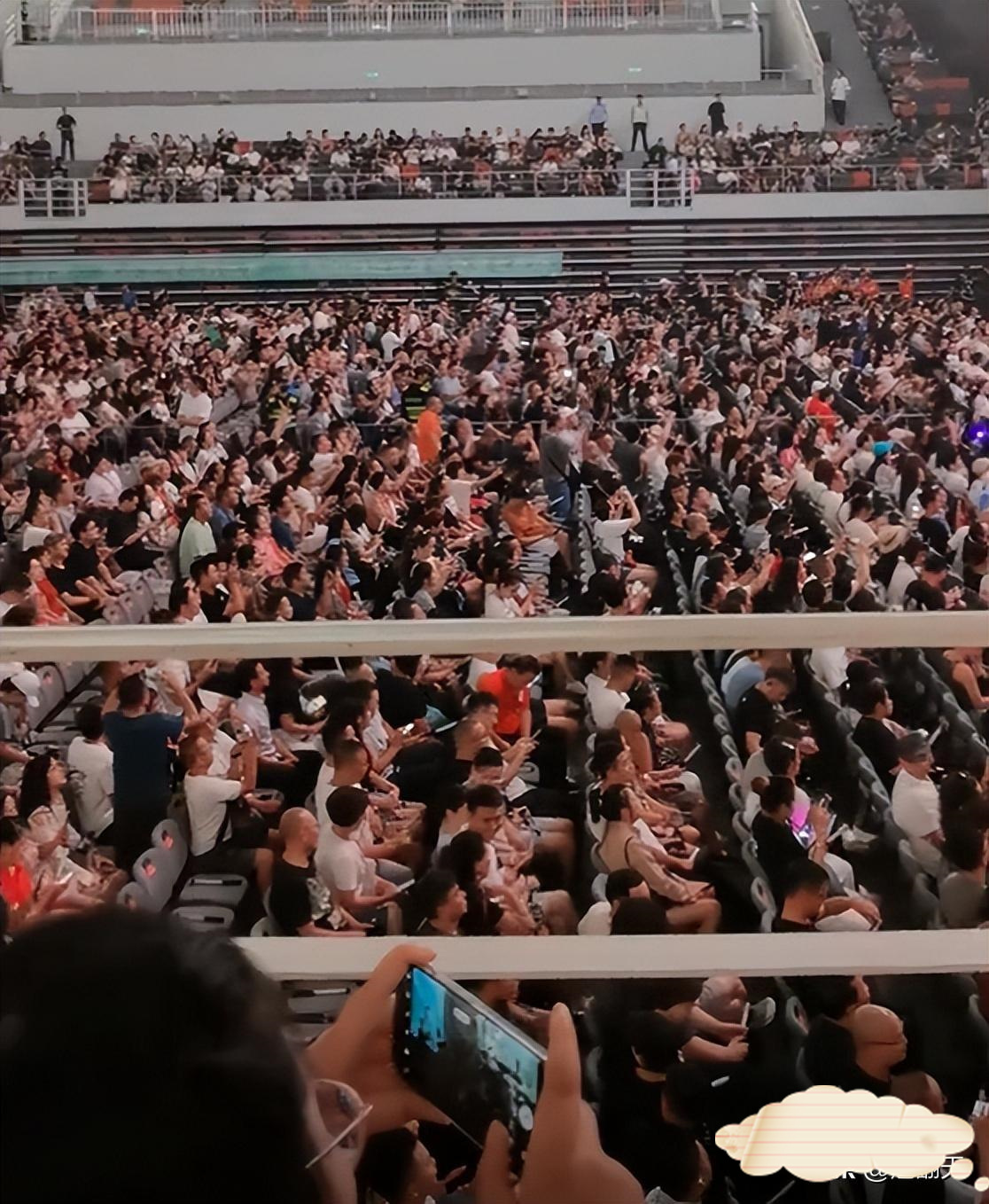 Daolang held a concert in Chengdu. The seats were full before the show ...