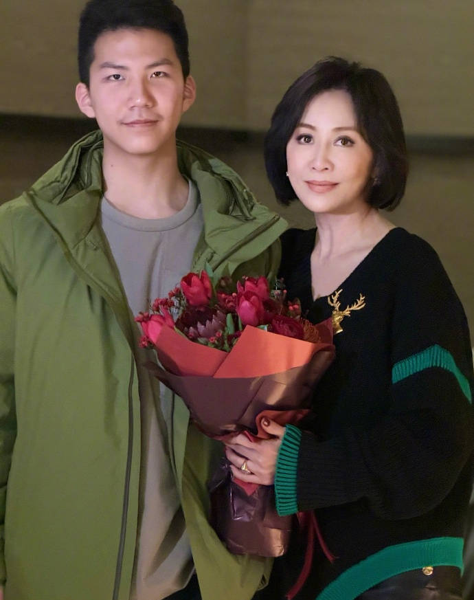 58-year-old Carina Lau and Hu Jun's son take photos again! The man is ...