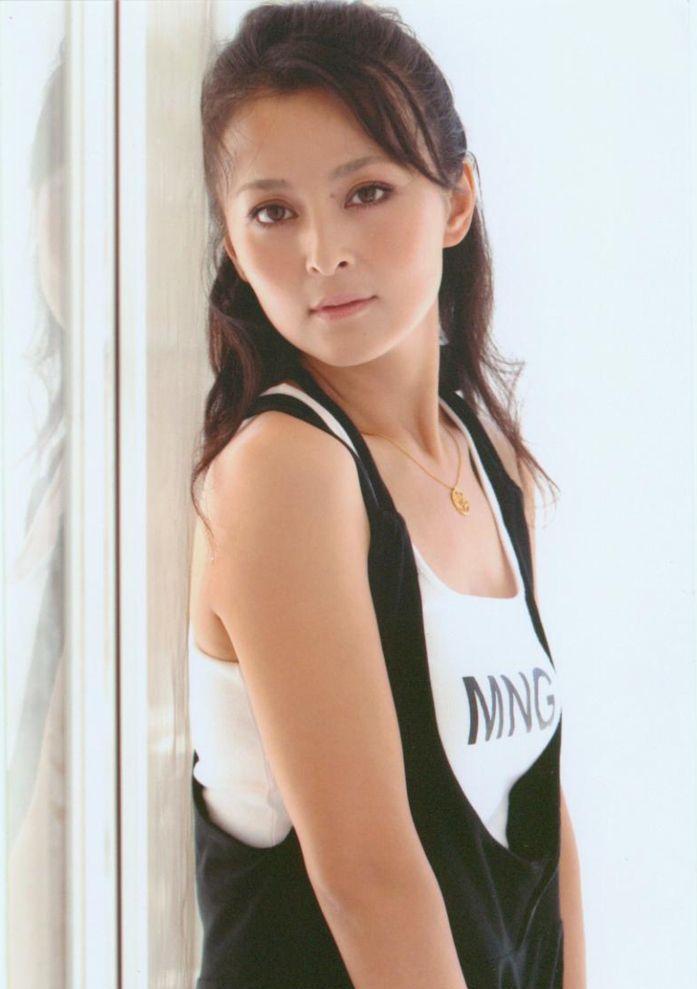 After divorcing Huang Zhizhong, she took her son to marry her younger ...