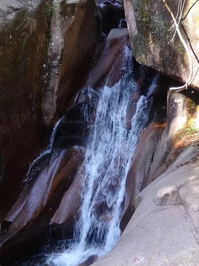 Jiuhua Grand Canyon, the water flowing freely in that valley - iMedia