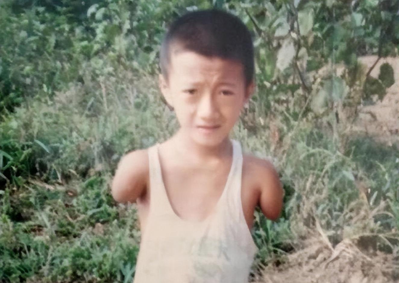 "Brother Chopsticks" Yuan Lidong: Born without hands or feet, he can ...