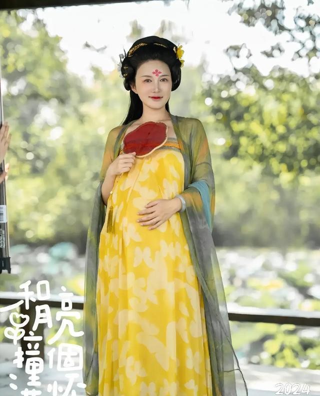 Du Xinglin posted a family photo, with a big belly but still beautiful ...