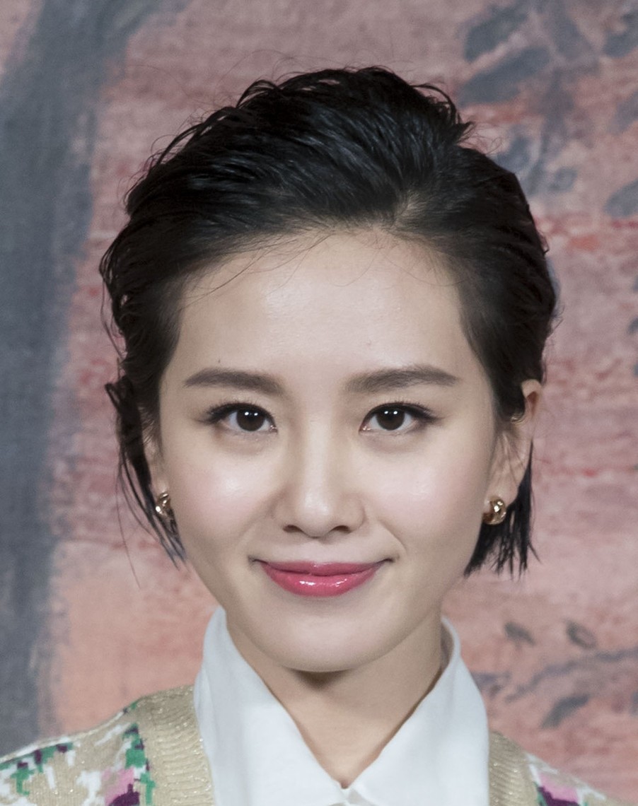 Wang Shiling wore a pink sequined dress on the red carpet, and she was ...