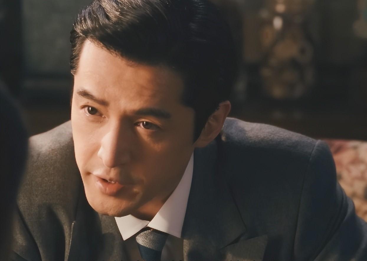 Hu Ge is 41 years old and Zheng Kai is 37 years old. The comparison of ...