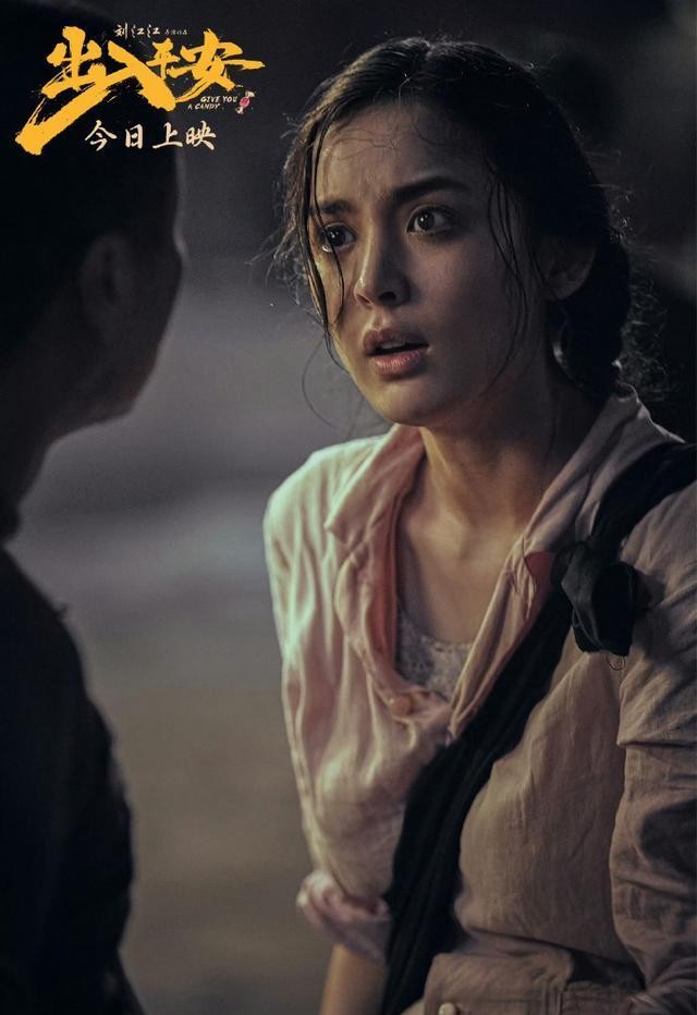 I was amazed by Nazha captured by CCTV. She has top-notch skin and ...