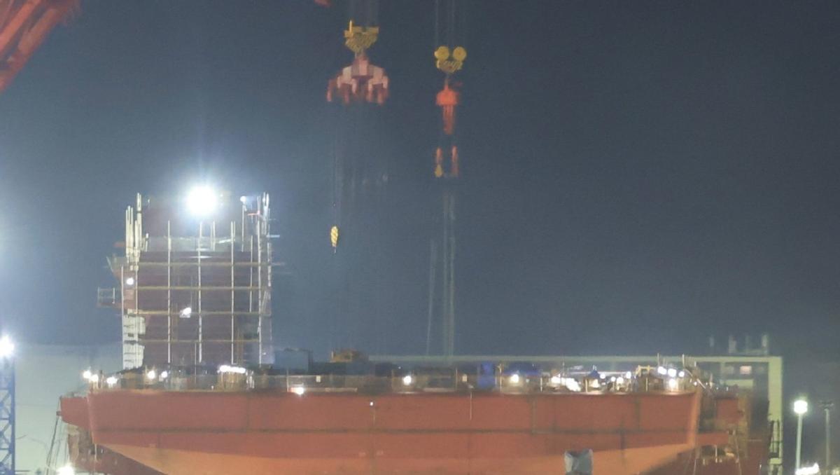 The Type 076 amphibious assault ship is hoisting the island and is ...