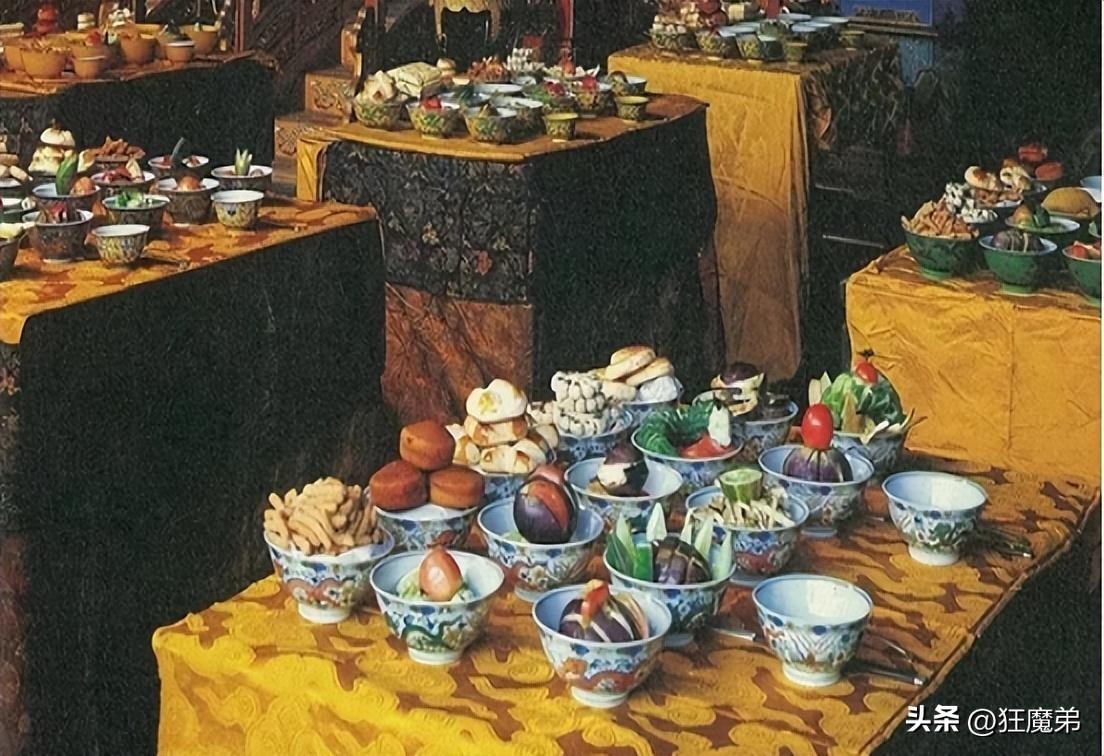 The real life in the harem: 12 kilograms of meat are distributed every ...