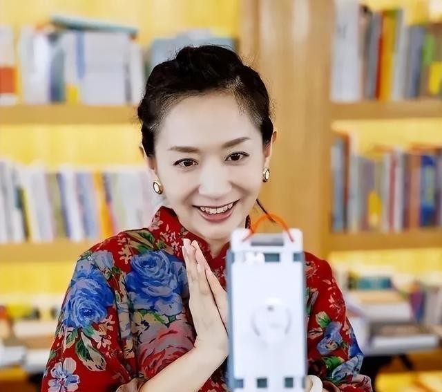 Host Wang Fang: Marrying a professor 16 years older than me, I have no ...