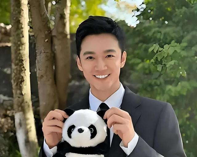 He is the most handsome host of CCTV. He joined CCTV at the age of 30 ...