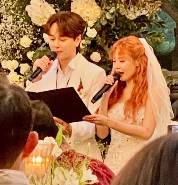 HyunA and Yong Junhyung's wedding photos revealed! - iMedia