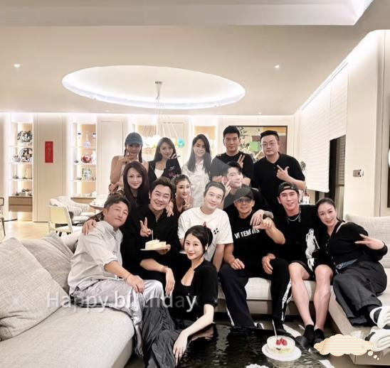 Huang Xiaoming and Ye Ke made a high-profile appearance, and a photo ...