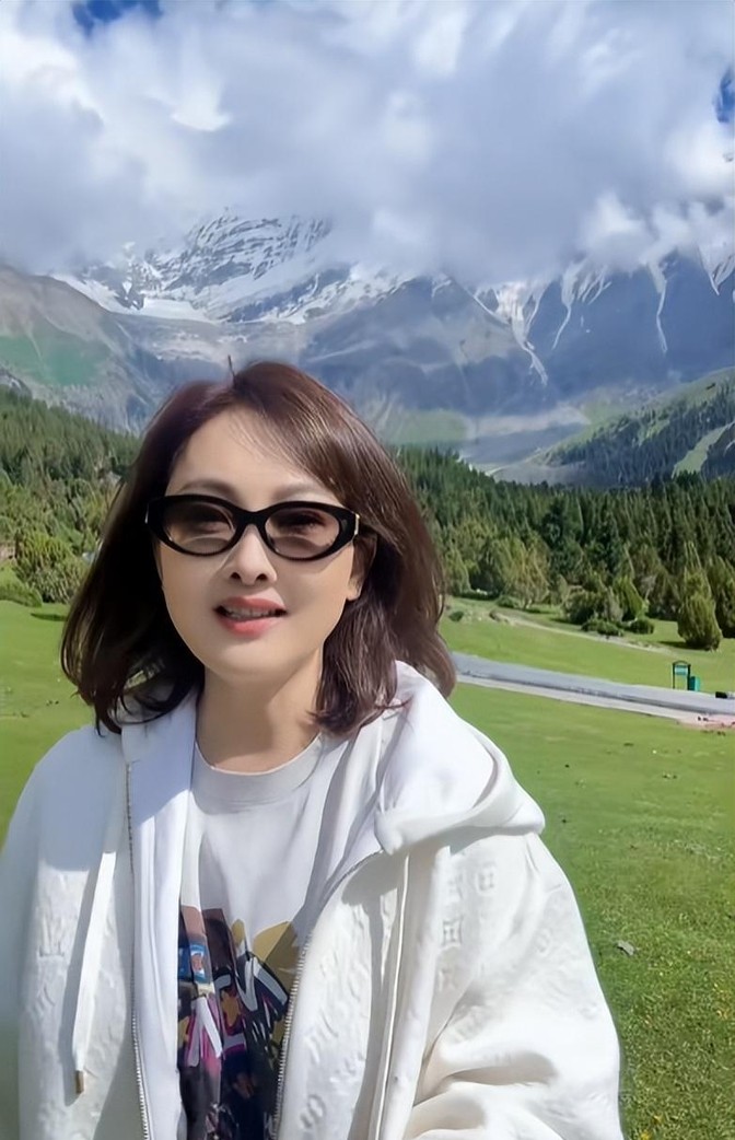 52-year-old Niu Li's recent photo was exposed. Her skin is fair and ...