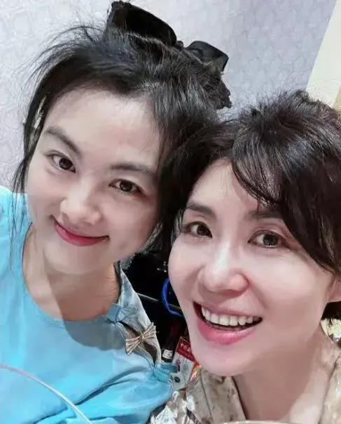 Li Jian took his wife and friends for a dinner, and 44-year-old Meng Xiaobei's face was exposed ...