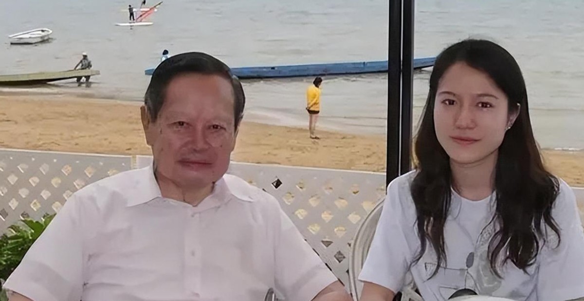 Amazing! Yang Zhenning walked with crutches on his 102nd birthday ...