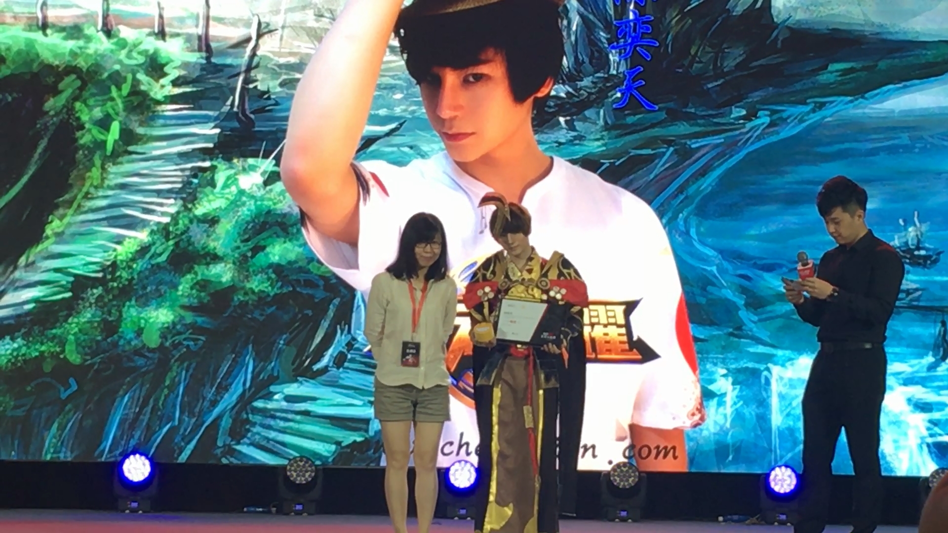 Good guy! Chen Yitian actually threw milk at Han Chengyu - iMedia