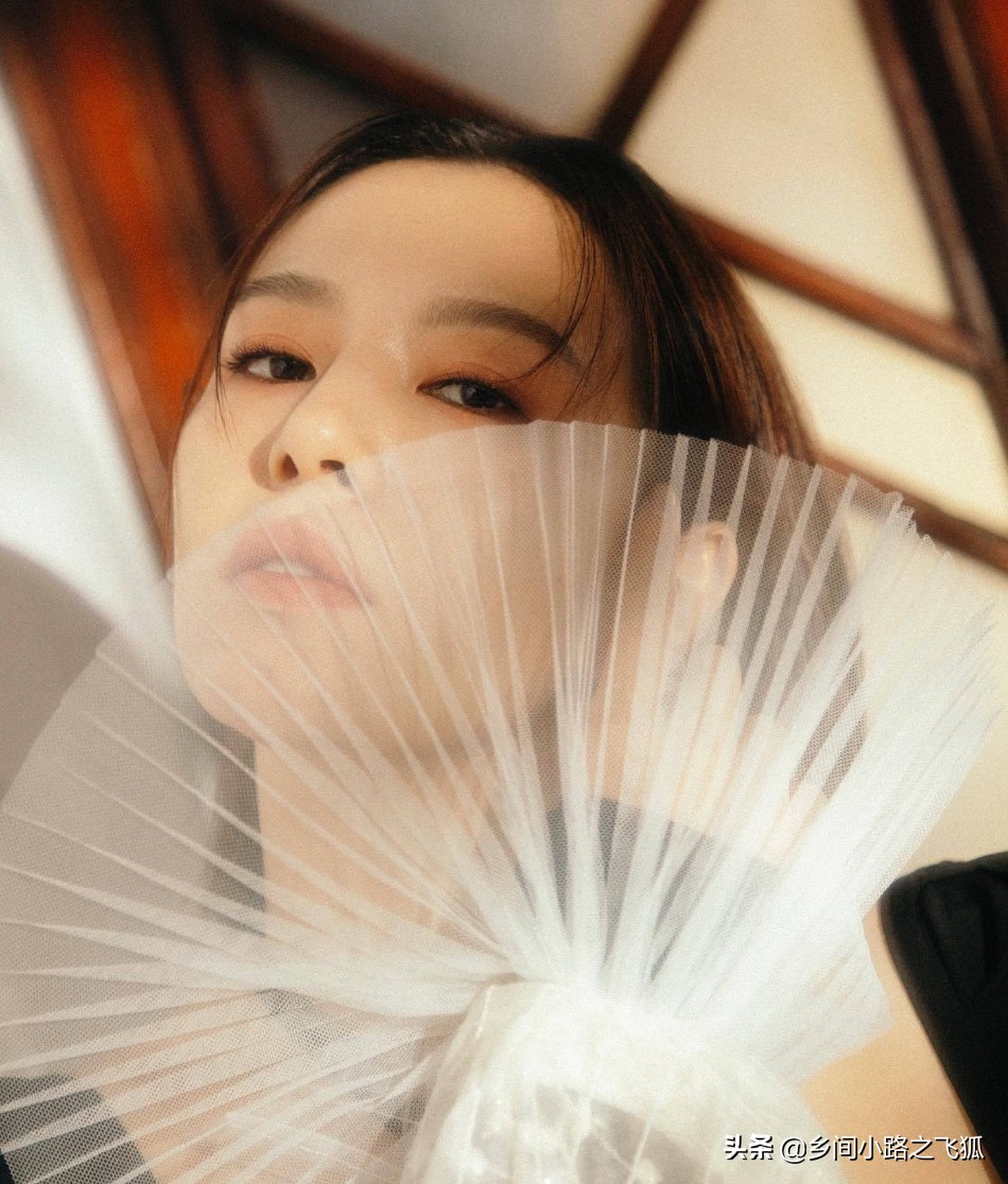 Liu Pinyan's Vogue fashion blockbuster exposes a big and beautiful back ...