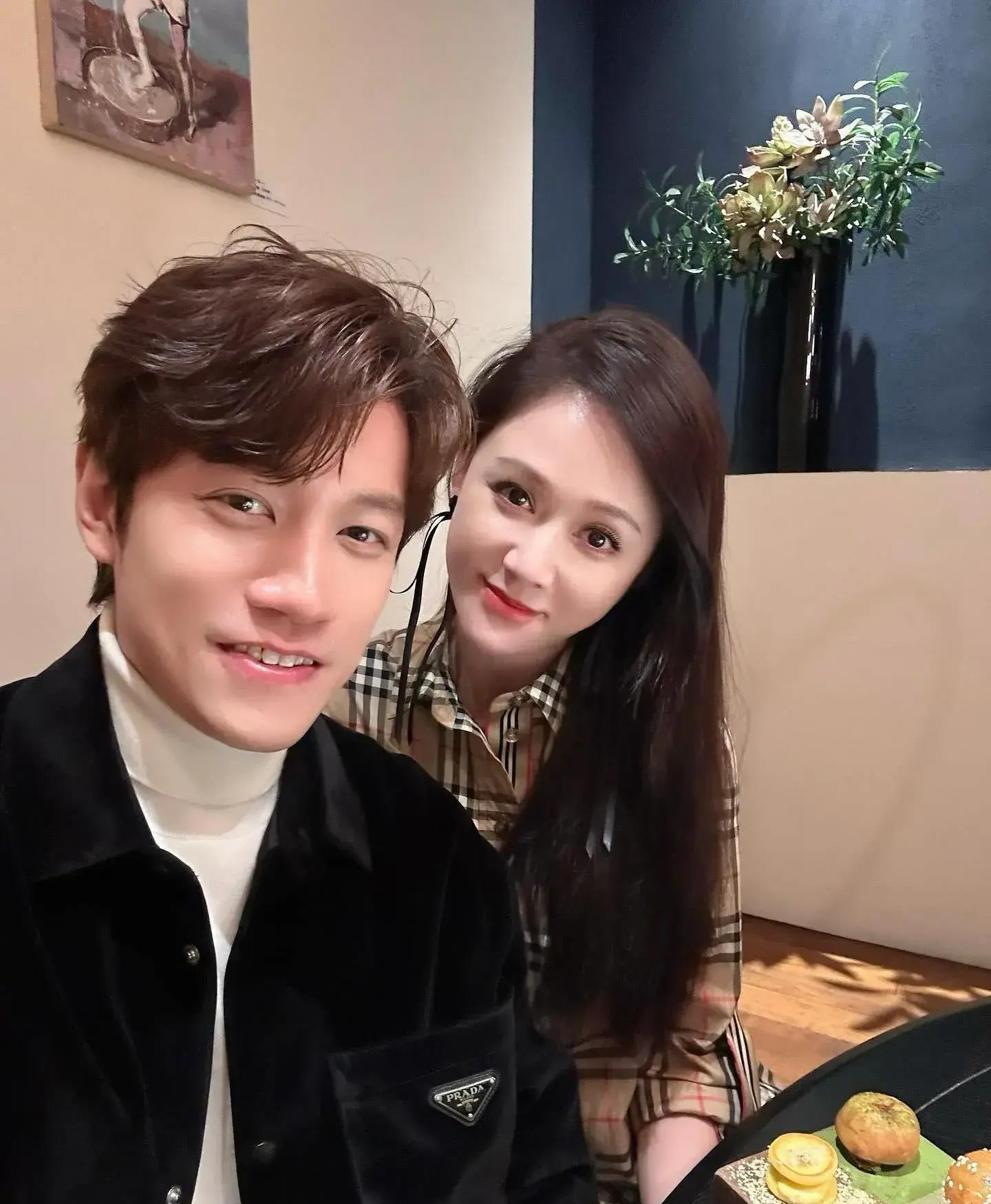 Sweet love overflows the screen, Joe Chen and her husband Alan's ...