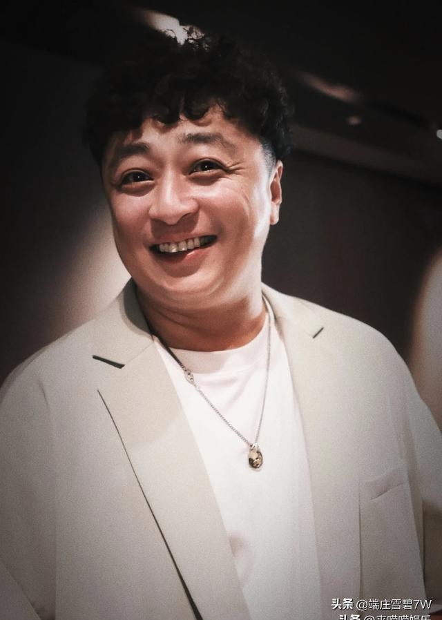 "Joy of Life2" celebration banquet Zhang Ruoyun stood in the center ...