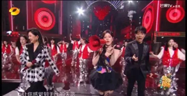 I can't stop laughing, Phoenix Legend Zhao Lusi sang the chorus, but I ...