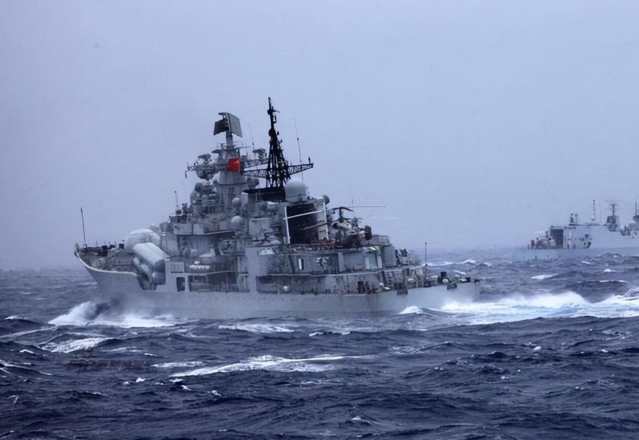 New combat ships join the East China Sea Fleet, making offshore ...