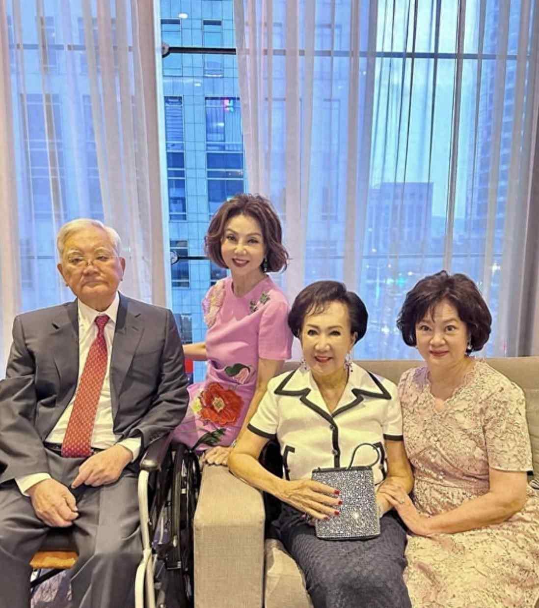 Xie Lingling attended Lian Fangyu's diamond wedding banquet. The 80-year-old Lian Fangyu is ...