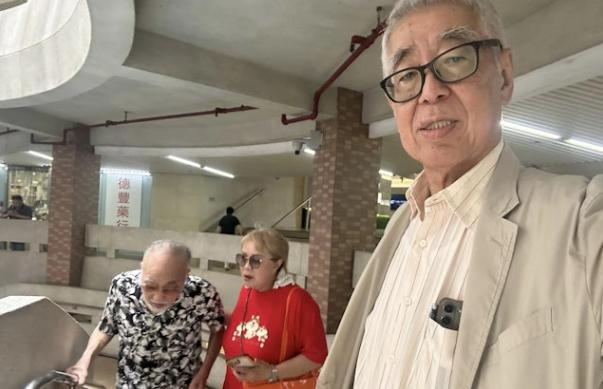 82-year-old Lu Haipeng has a difficult life. He is blind in his right ...