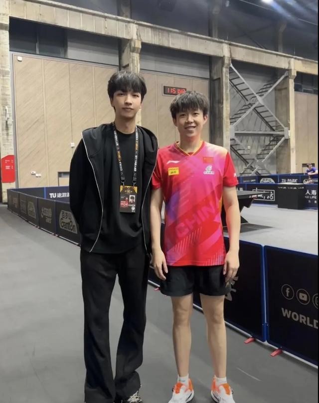 After Xiao Kevin and Sha Sha high-fived, he also sent out his palm to ...