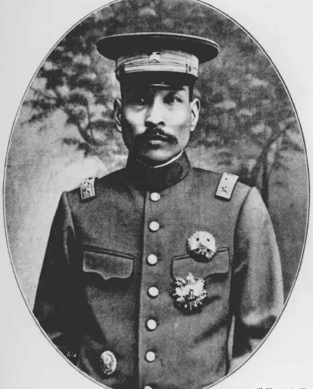 Under the pressure of two strong powers, the government was powerless ...