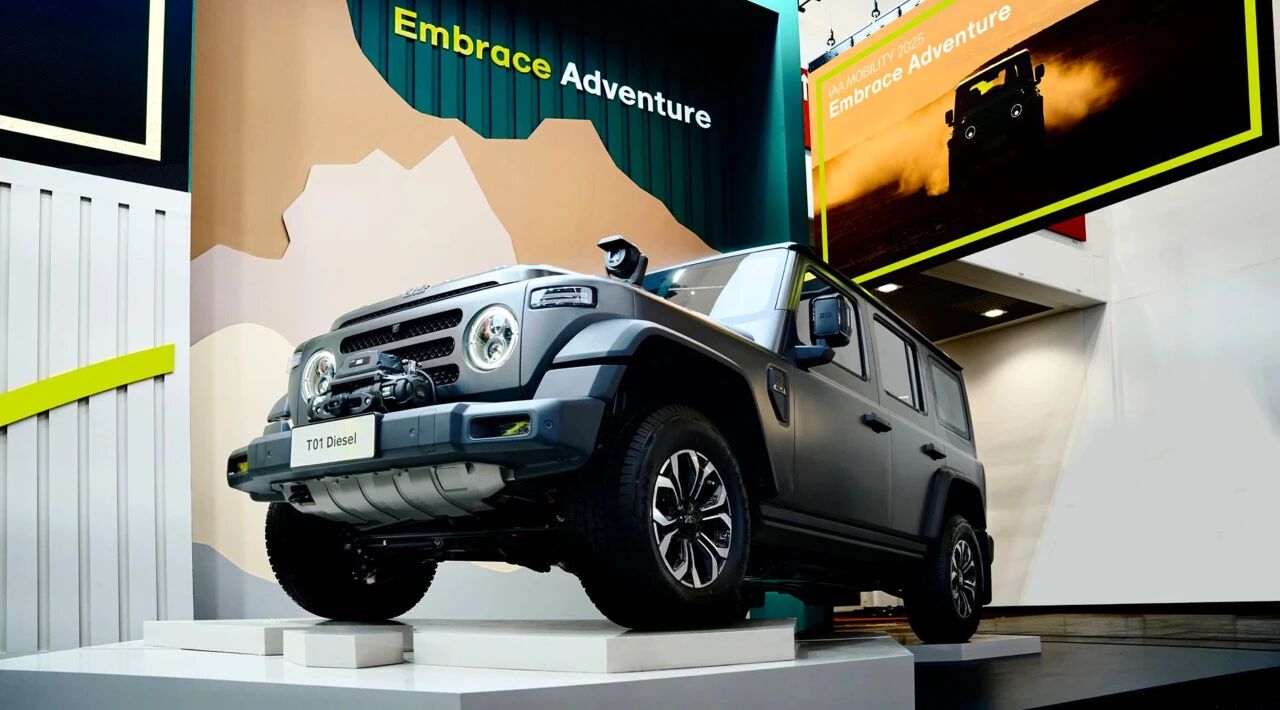 The 212 off-road vehicle bravely entered the Munich Motor Show ...