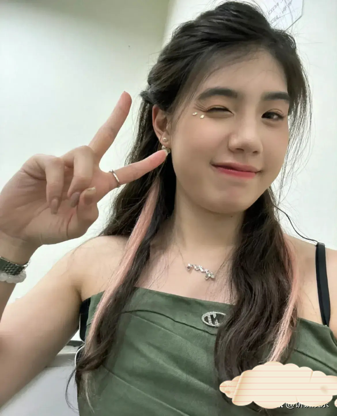 Pan Zhanle and Zhang Yufei watched Eason Chan's concert, took photos and interacted with each ...