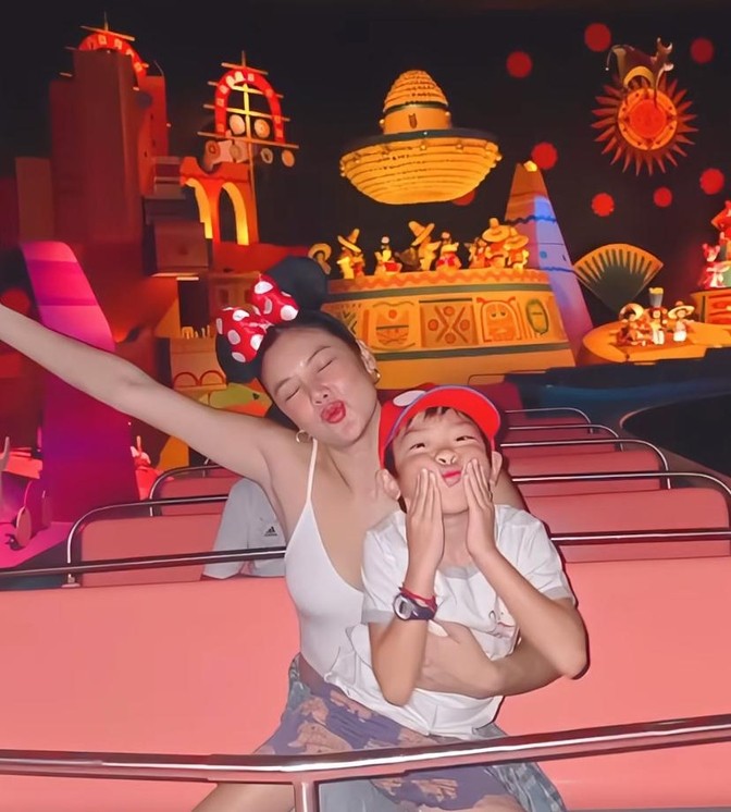 Gaile Lok takes her kids to Disneyland! Is 5-year-old Hunter too sensible? The story of the ...