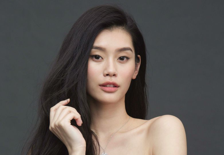 He Youjun and his family were on vacation in Japan. Xi Mengyao was ...