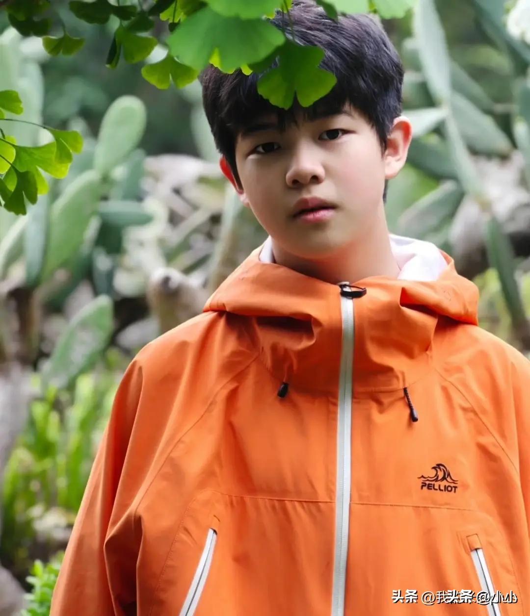 Sha Yi's family checked into Huangguoshu Waterfall. 13-year-old Anji is ...