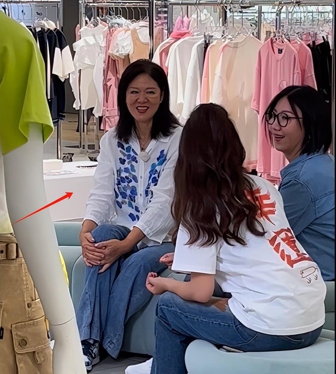 Lang Ping has changed! She appeared on the grassland with an LV bag and ...