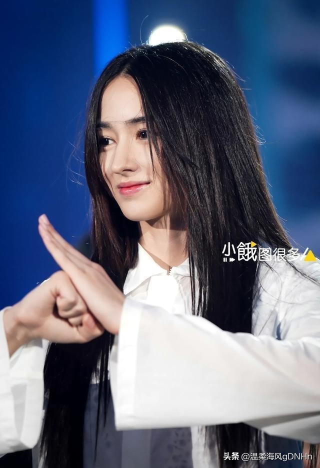 Crazy! 45-year-old Feng Shaofeng looks younger, and in the same frame ...