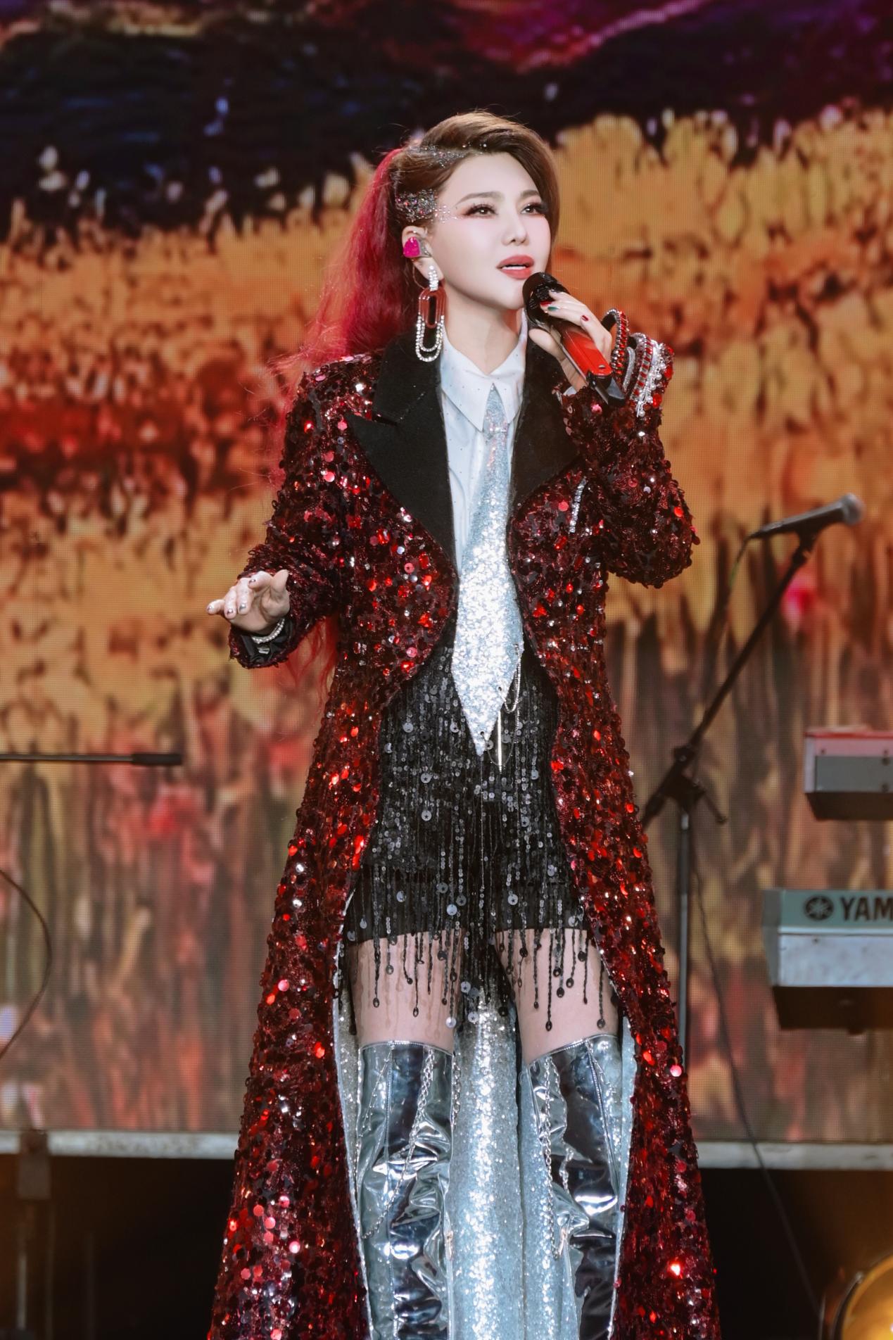 Ulan Tuya's open-minded and cheerful personality, both on and off stage ...