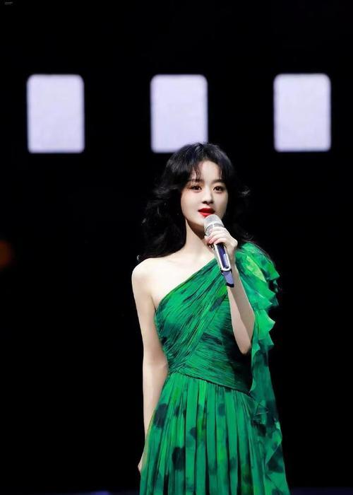 Li Wenjing, a 48-year-old CCTV host, has been wearing a wig for more ...