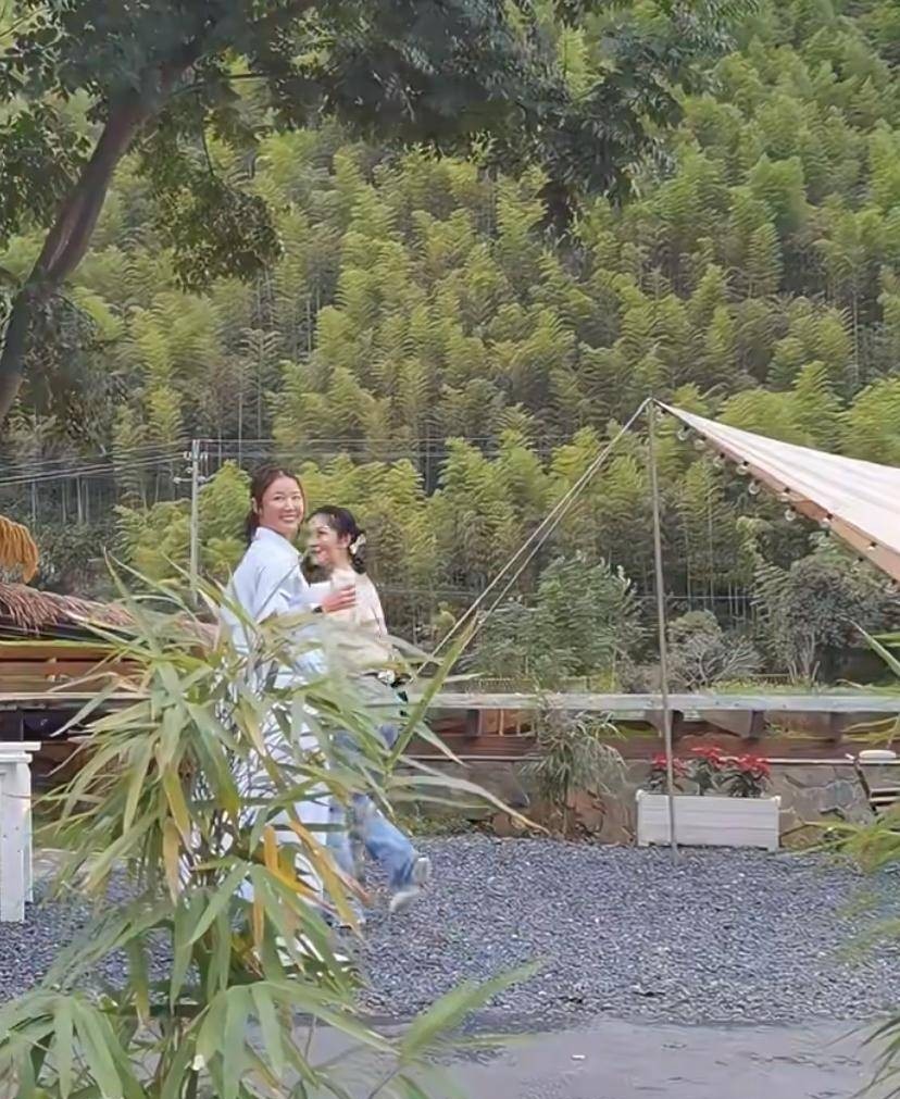 48-year-old Ruby Lin takes a swimsuit selfie, her skin is fair and tight, and she has taken good ...