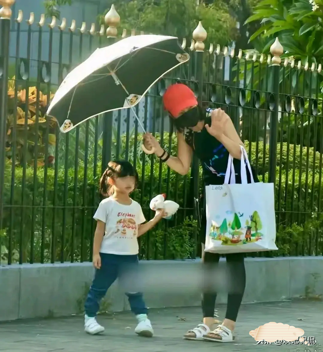 So heartwarming! Ariel Lin walks to pick up her daughter from school ...