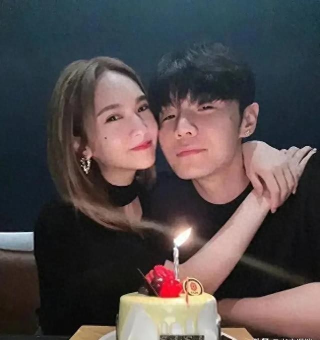 Li Ronghao and Rainie Yang were spotted shopping in Beijing. The couple ...