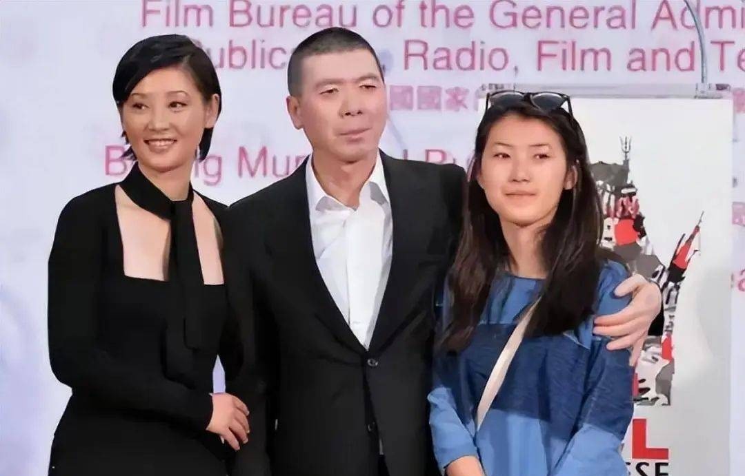 57-year-old Xu Fan kisses 66-year-old Feng Xiaogang. Behind the love is ...