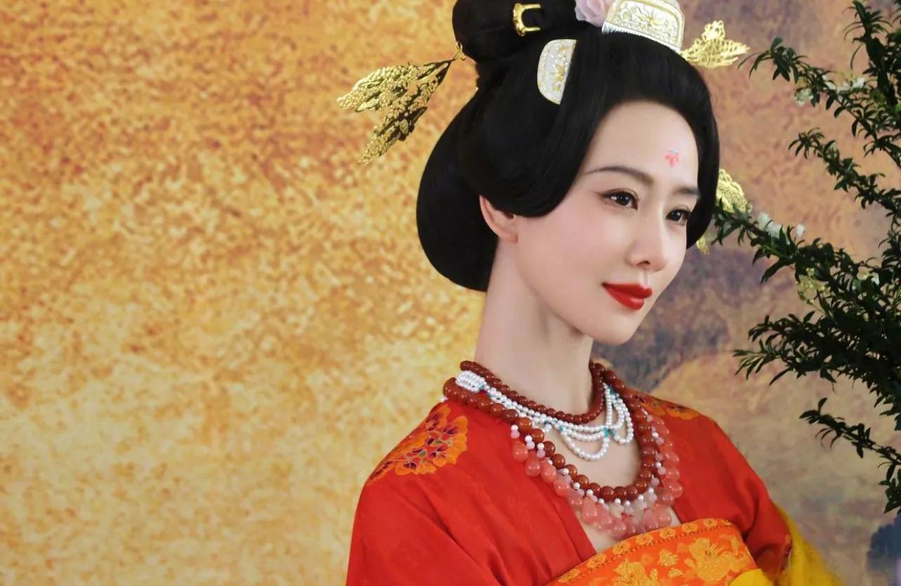 Traditional costumes illuminate the modern stage and arouse people's ...