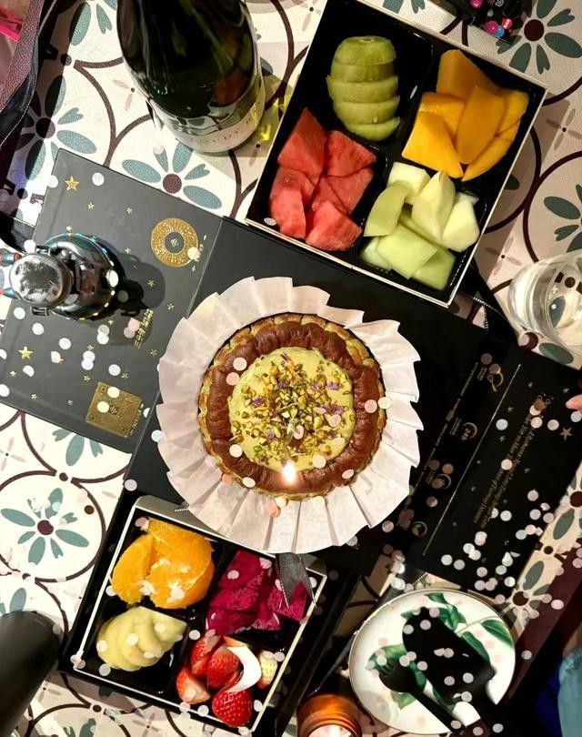 28-year-old Guo Qilin appeared in a low-key manner at Huang Lu's family ...